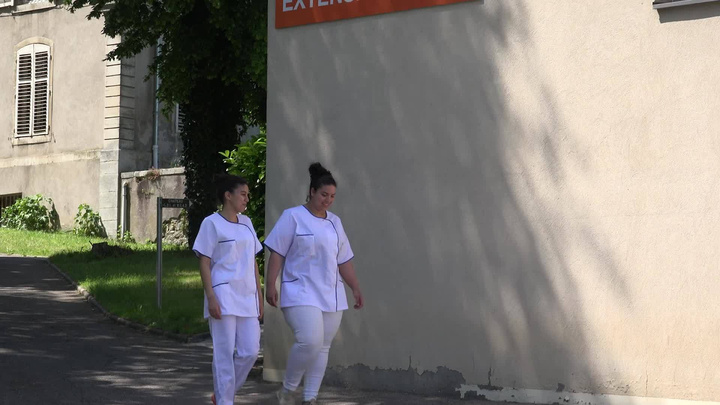 Le métier d'aide soignant - OnisepTV : l’information pour l’orientation ...